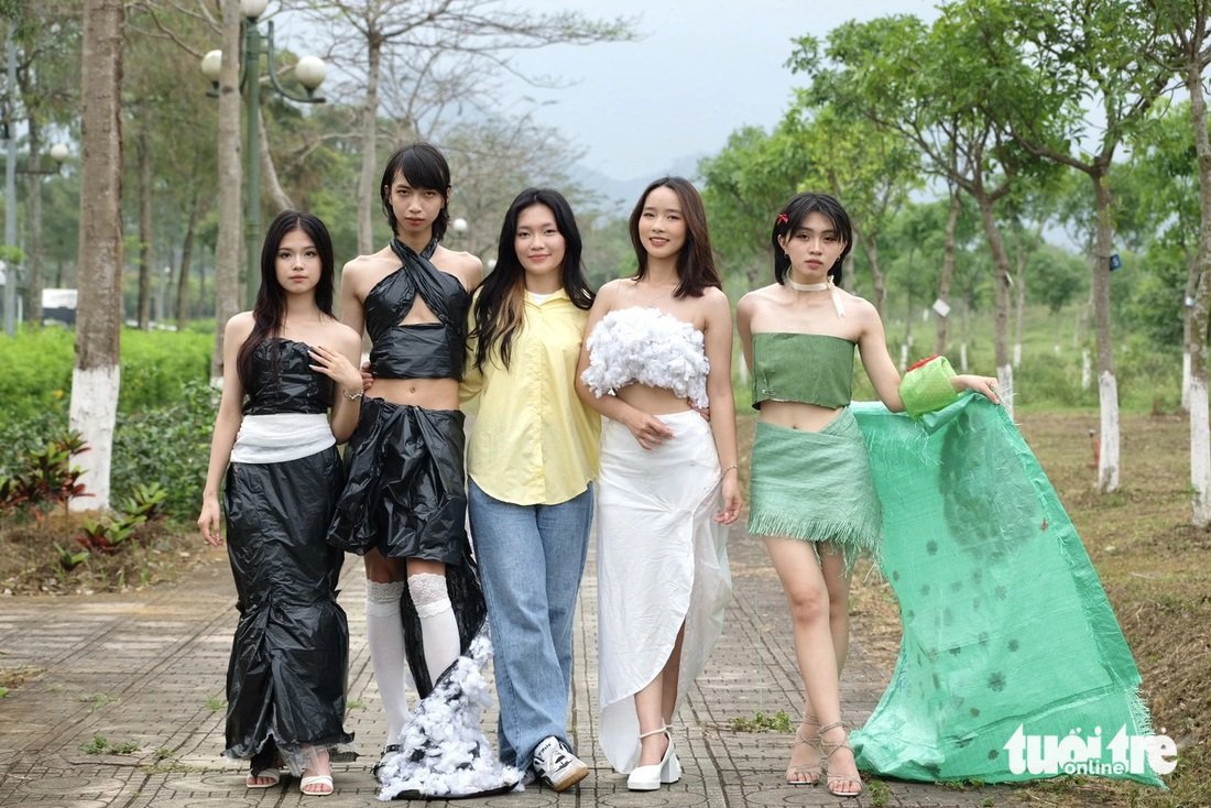 Túi ni lông, bao tải… thời trang tái chế của sinh viên cuốn hút như ...